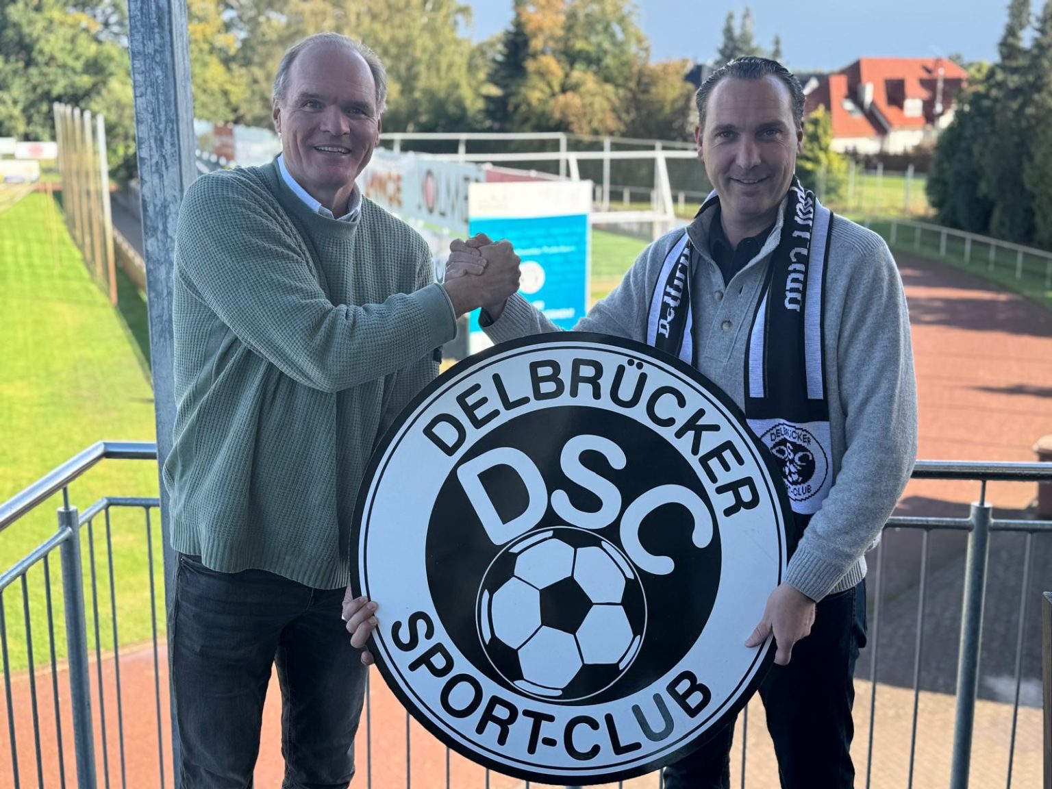 Neues Tribünendach und Photovoltaikanlagen – Delbrücker Sport-Club e.V.